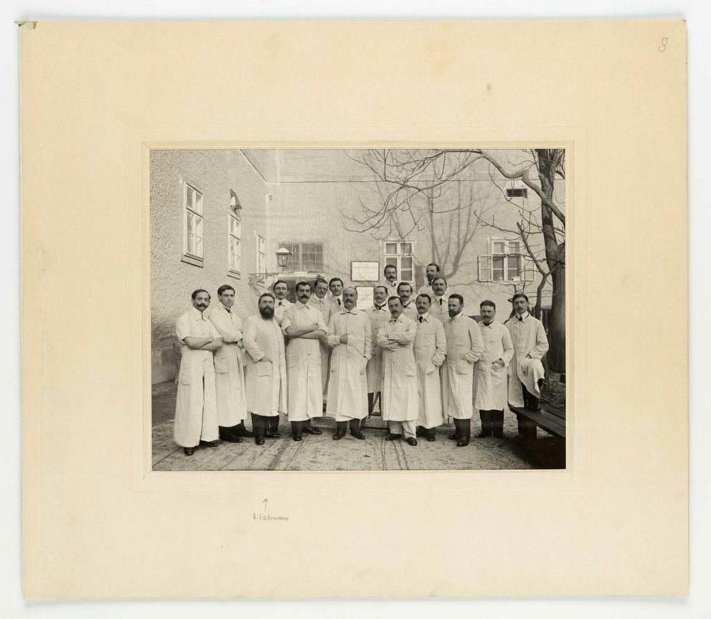Ärzt:innen der I. Frauenklinik des Allgemeinen Krankenhauses mit ...